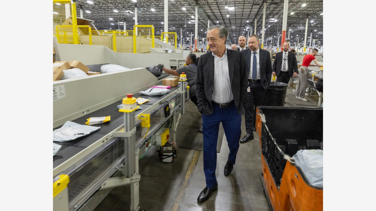 Steiner emphasizes the importance of service during tour of USPS ...